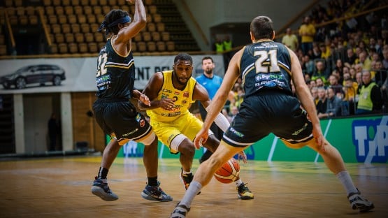 Ex-JMU star Ronald Curry returns to pro hoops in Europe